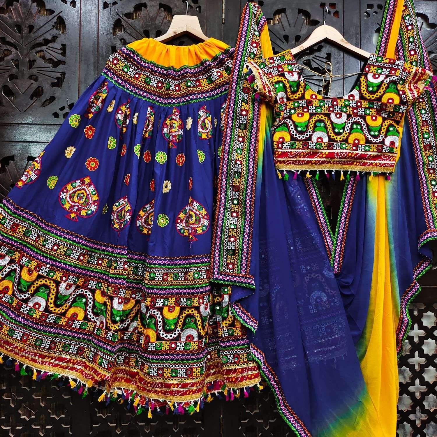 Thanghat vol 1 Cotton With Traditional Kach & Bavaliya Hand work ...