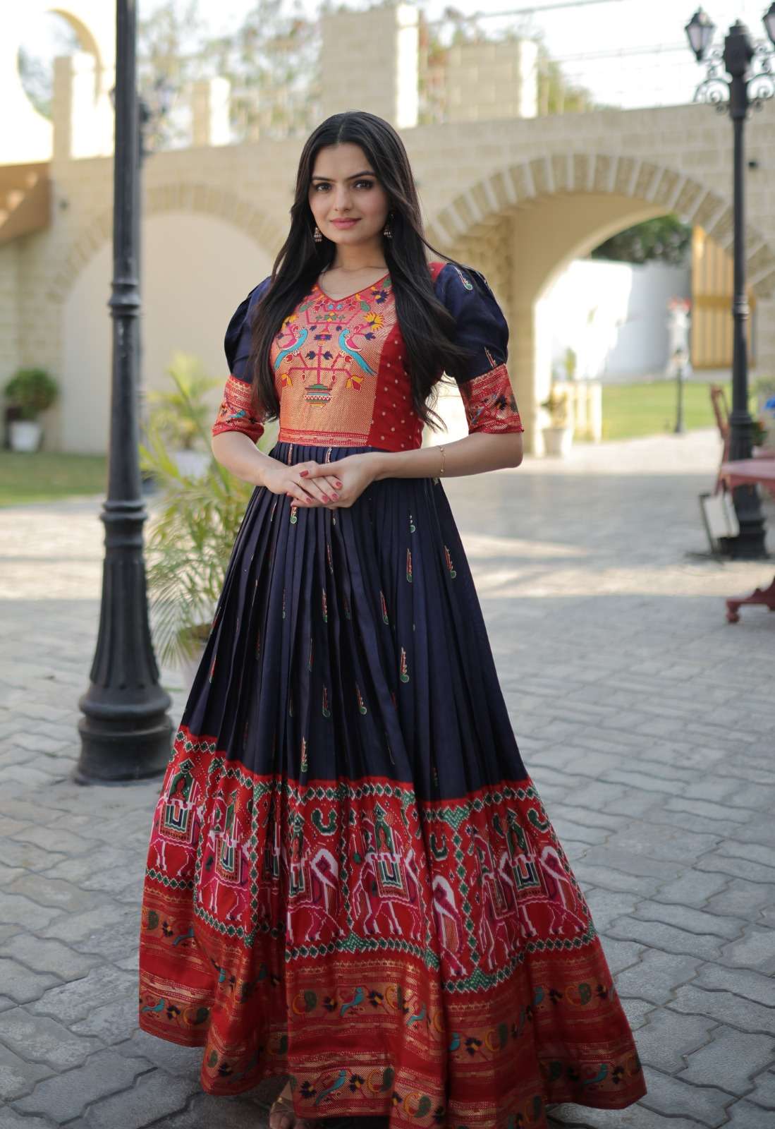 Festival Special Dola Silk with Traditional Patola Long Mother Douter ...